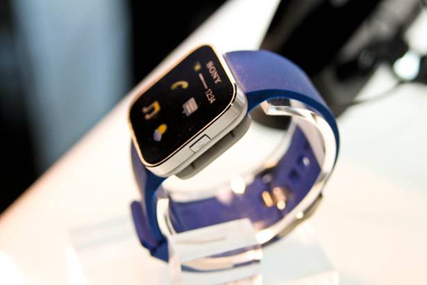Sony SmartWatch extends your phone to your wrist