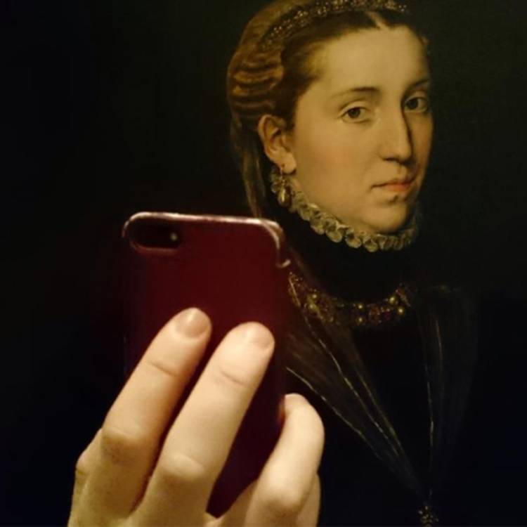 Art portraits turned into smartphone selfies, the photo gallery
