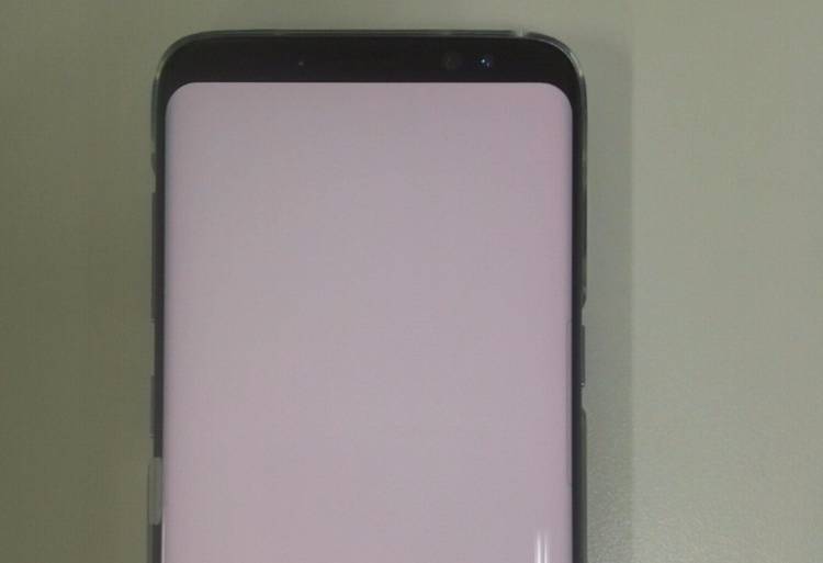 Does the Samsung Galaxy S8 display have a noticeable red tint problem?