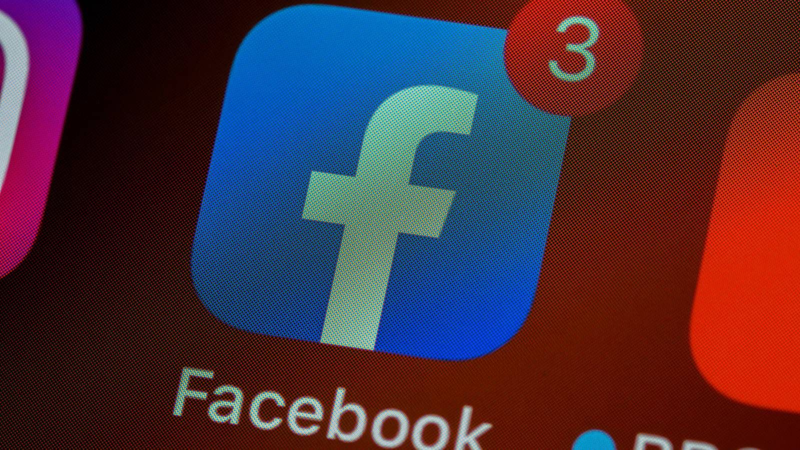 Facebook prompt encourages users to read before sharing