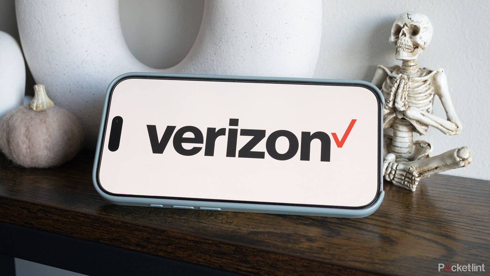 It's not just you, Verizon is down