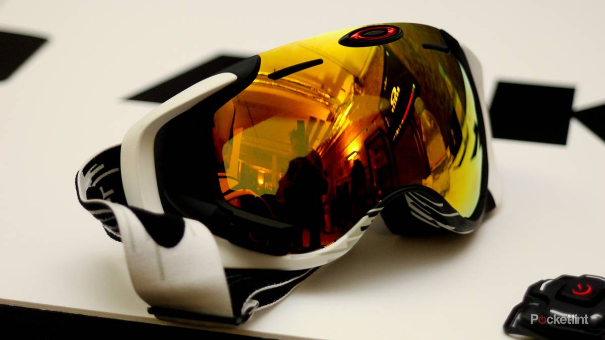 Oakley Airwave 1.5 goggles deliver heads-up display for the slopes