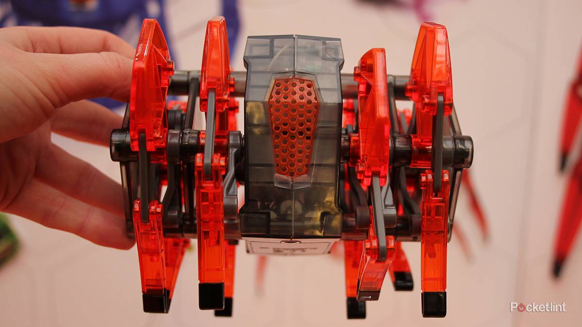 Hands-on: Hexbug Strandbeast is a hypnotising robotic creature (video)
