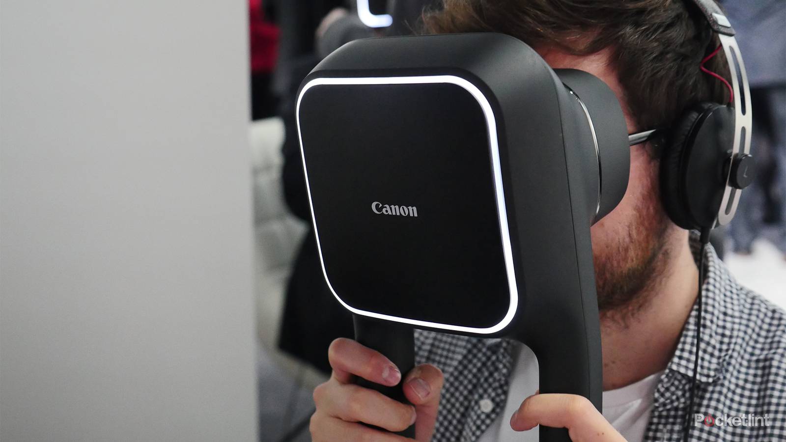 Using Canon's VR headset: Hefty handheld solution wins on resolution ...