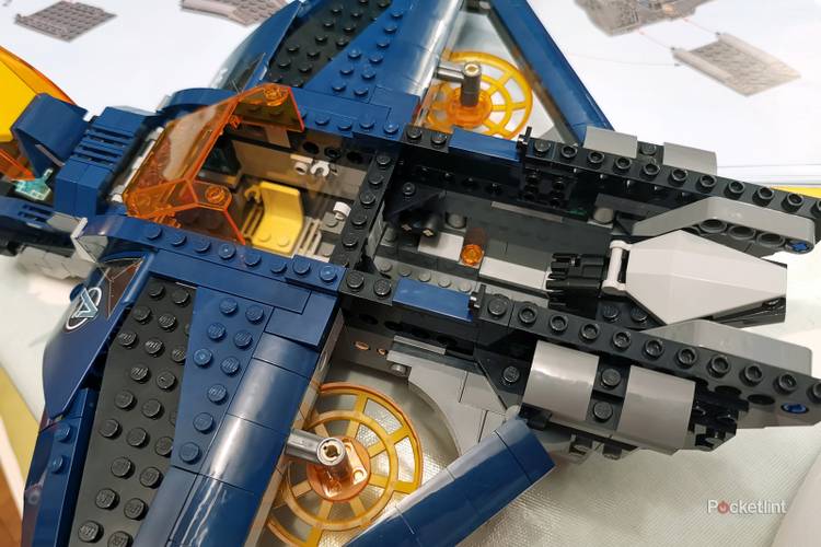 We built Lego's new Avengers Ultimate Quinjet - what a set!