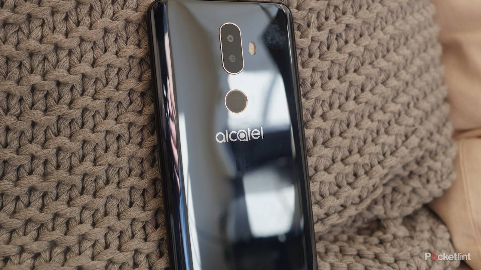 Alcatel's 3V dual-camera budget smartphone arrives in the US and UK
