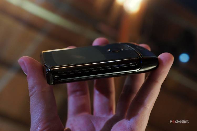 Motorola Razr review: It's flip to be square