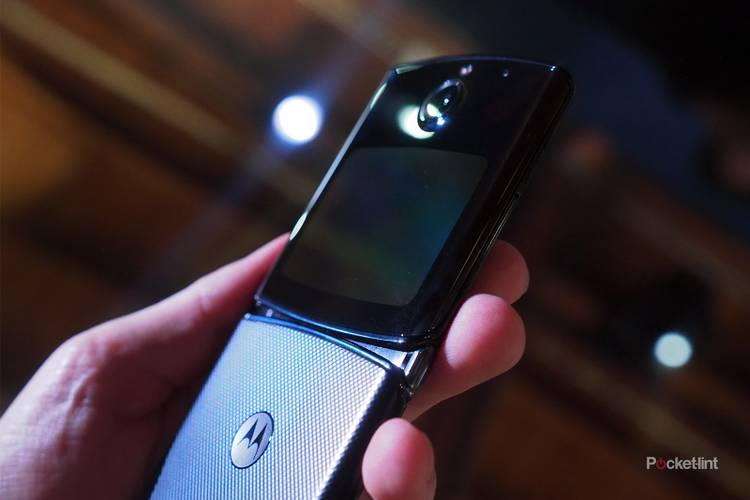 Motorola Razr review: It's flip to be square