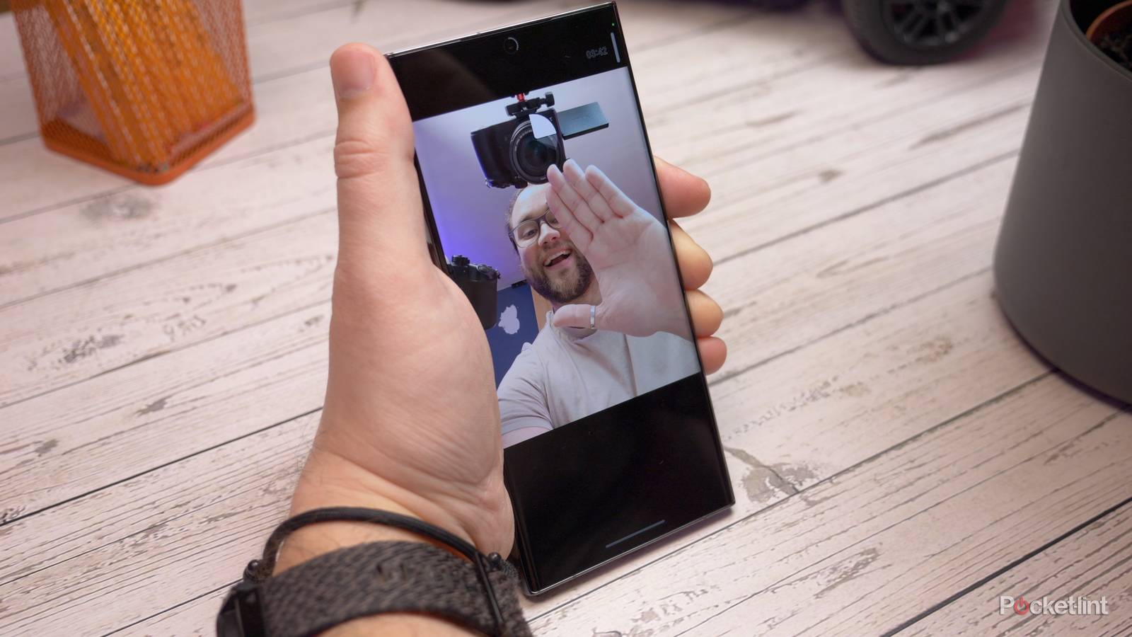 Hands-free selfies on your Samsung Galaxy S23: How to use palm gestures and voice commands to ...