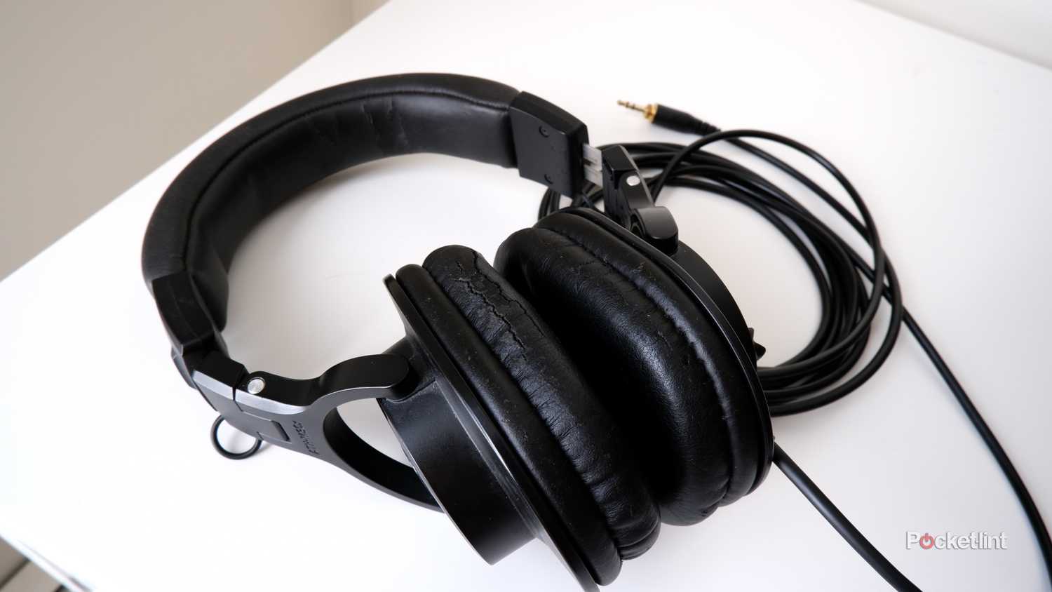 Open-back vs closed-back headphones: Differences compared
