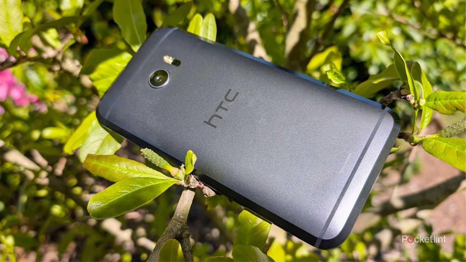 My favorite retro HTC phone marks the end of an era
